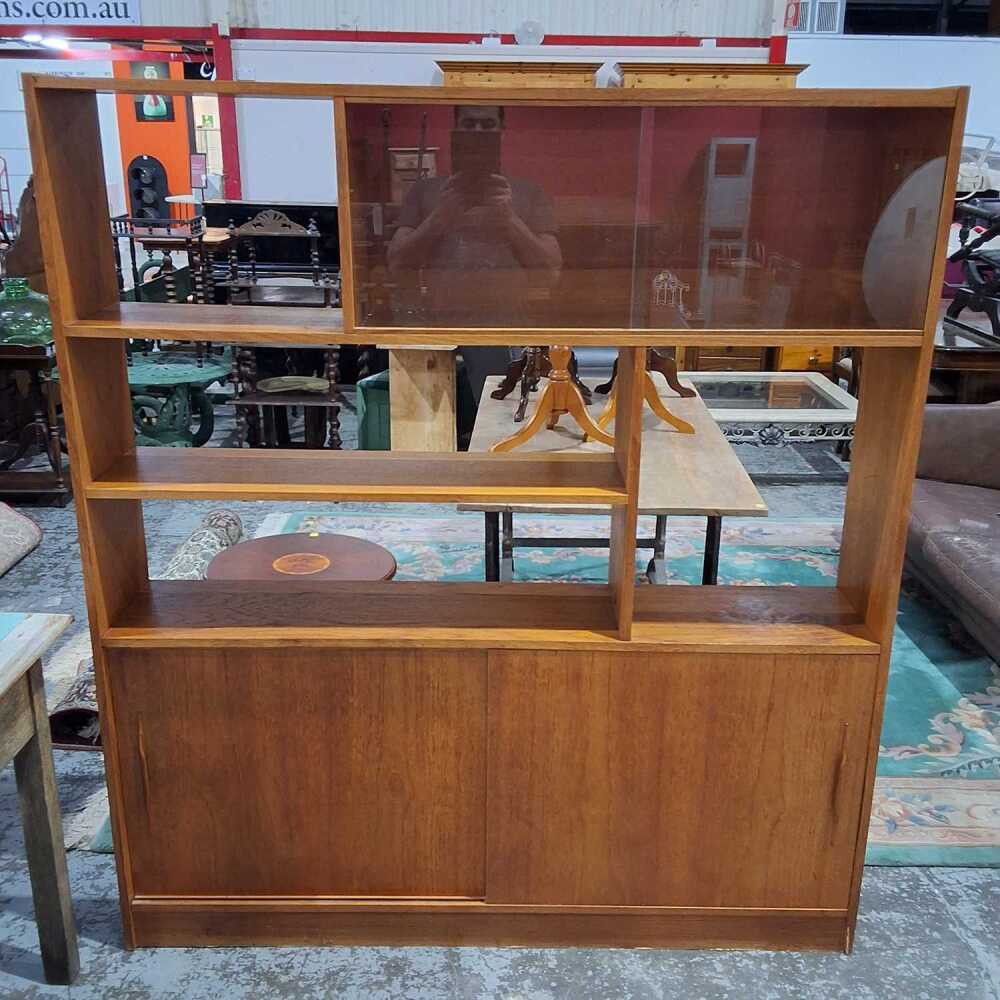 ROOM DIVIDER