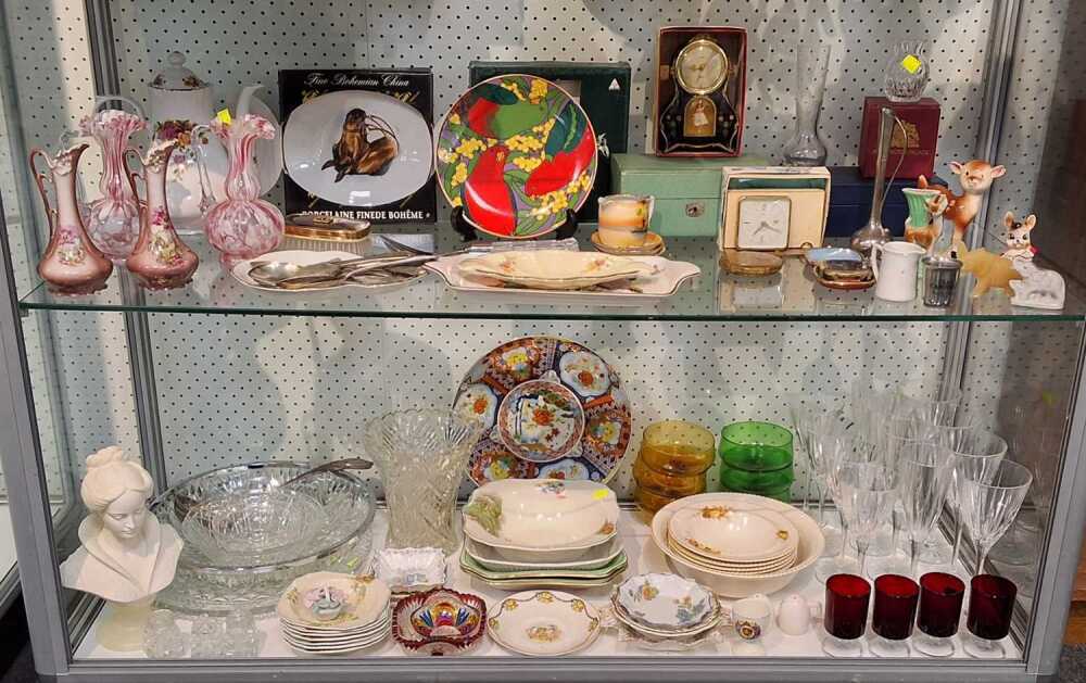 CHINA & GLASSWARE